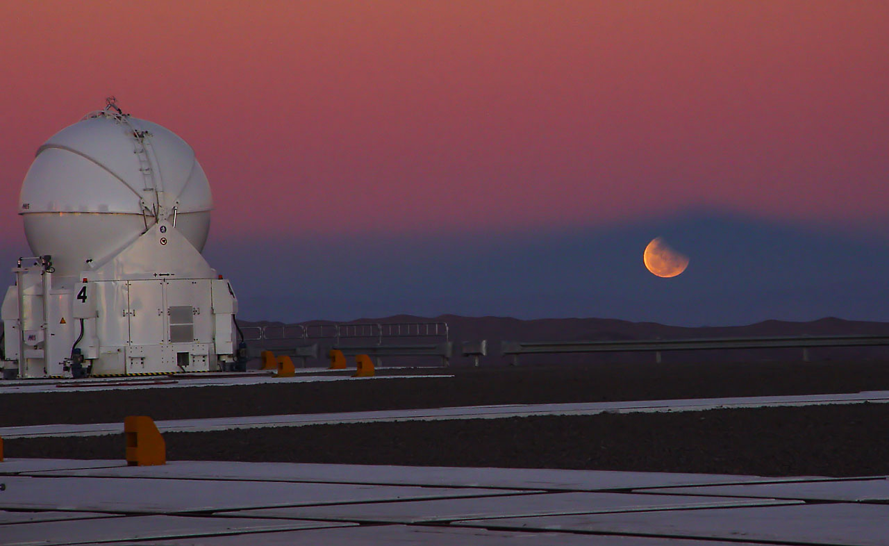 Partial lunar eclipse from the VLT platform | ESO