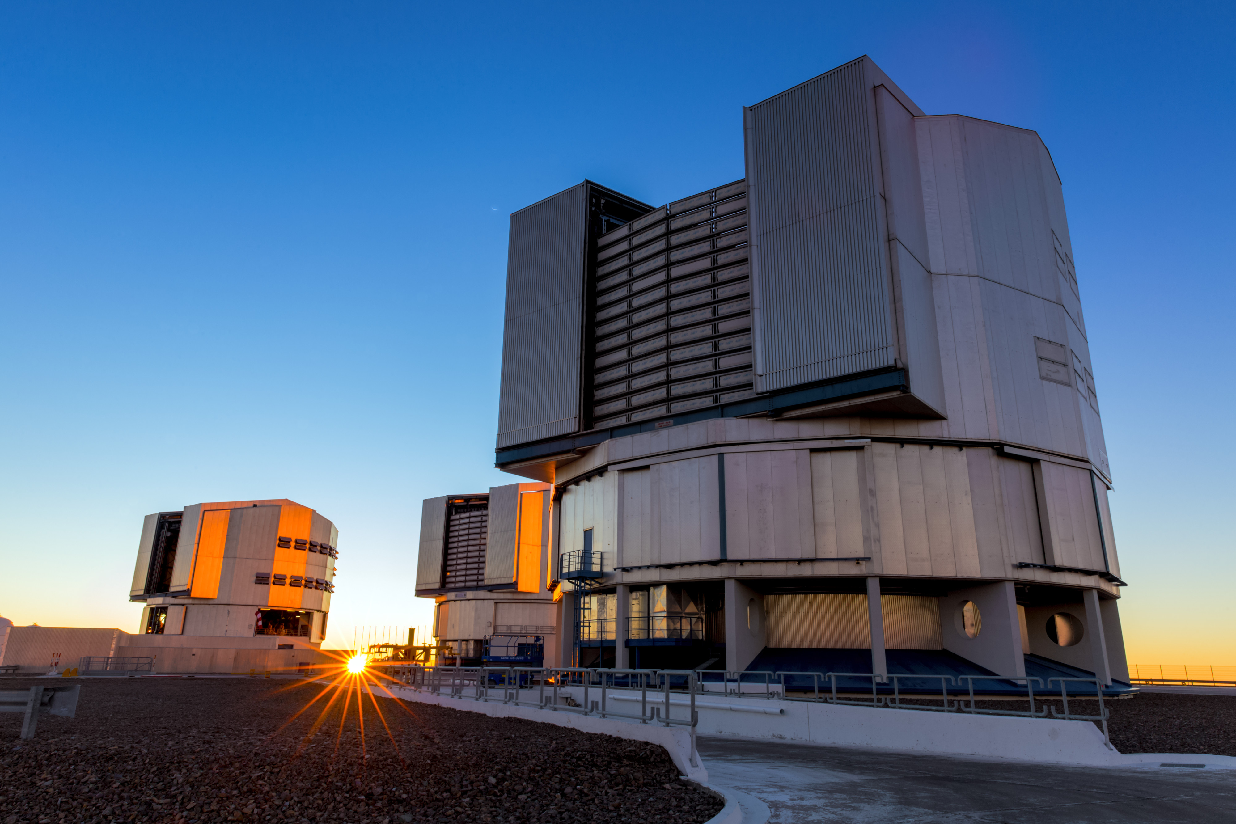 The Sun sets over VLT Unit Telescopes | ESO España