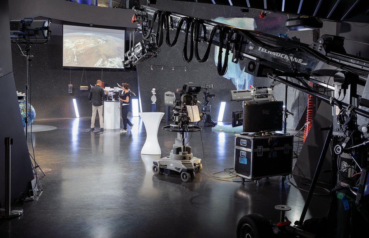 Preparing for a live TV show | ESO Portugal