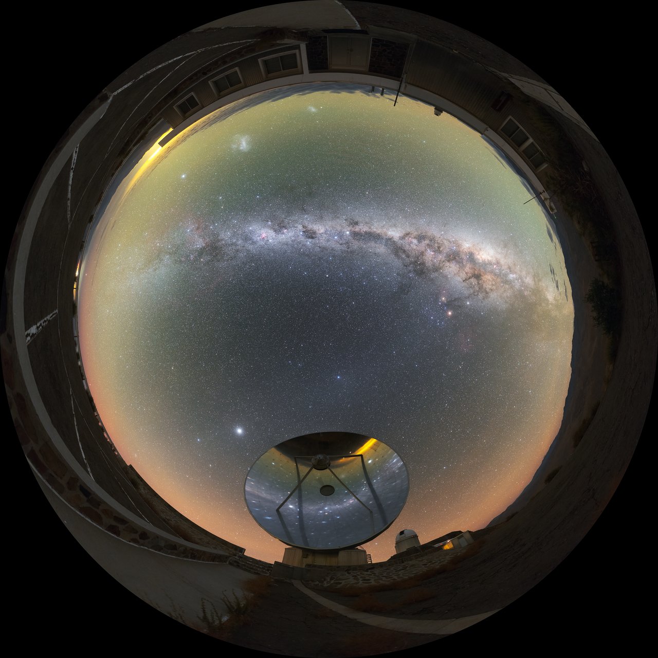 Milky Way over the Swedish-ESO Submillimetre Telescope | ESO Schweiz