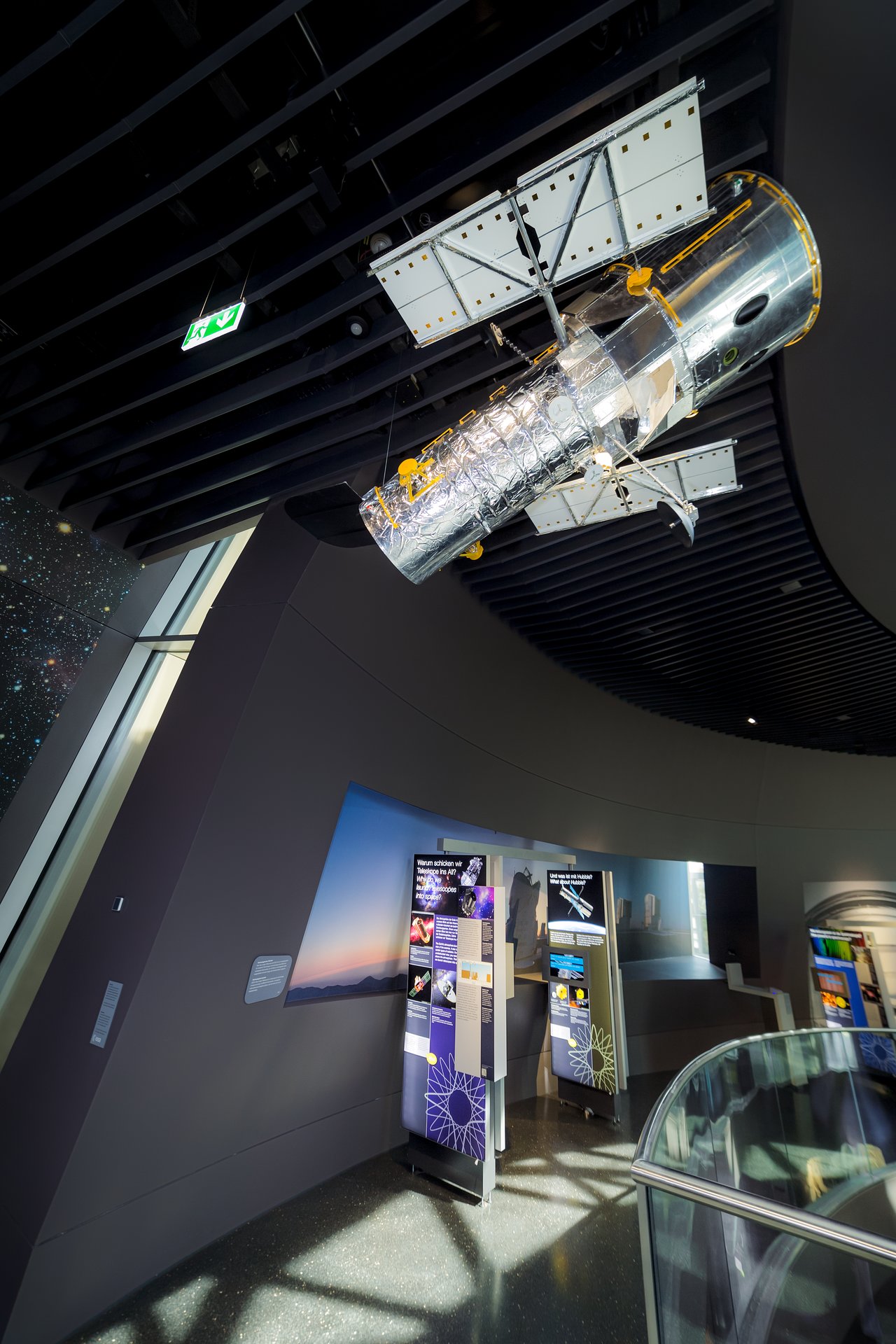 There's a Hubble overhead | ESO Nederland