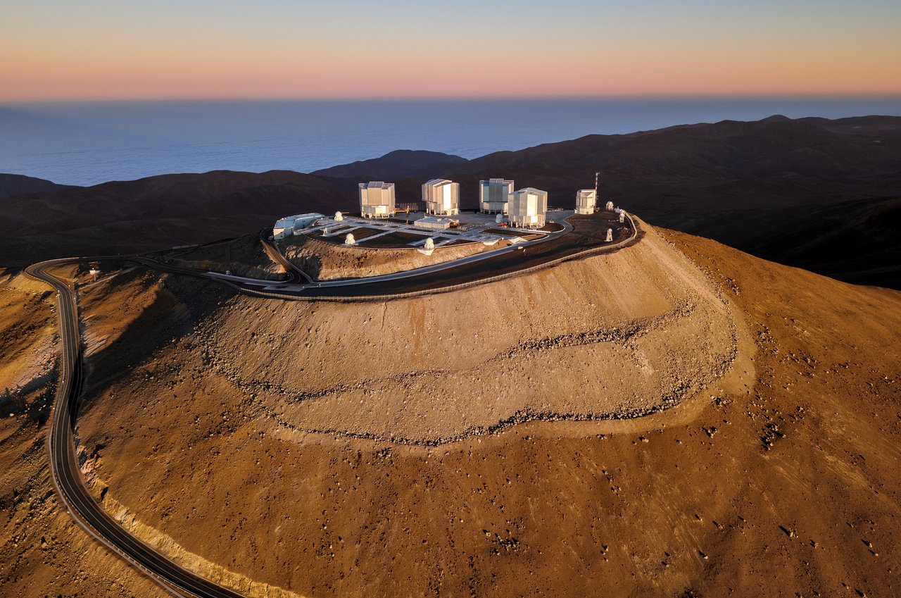 The sea behind a shadowy VLT | ESO España