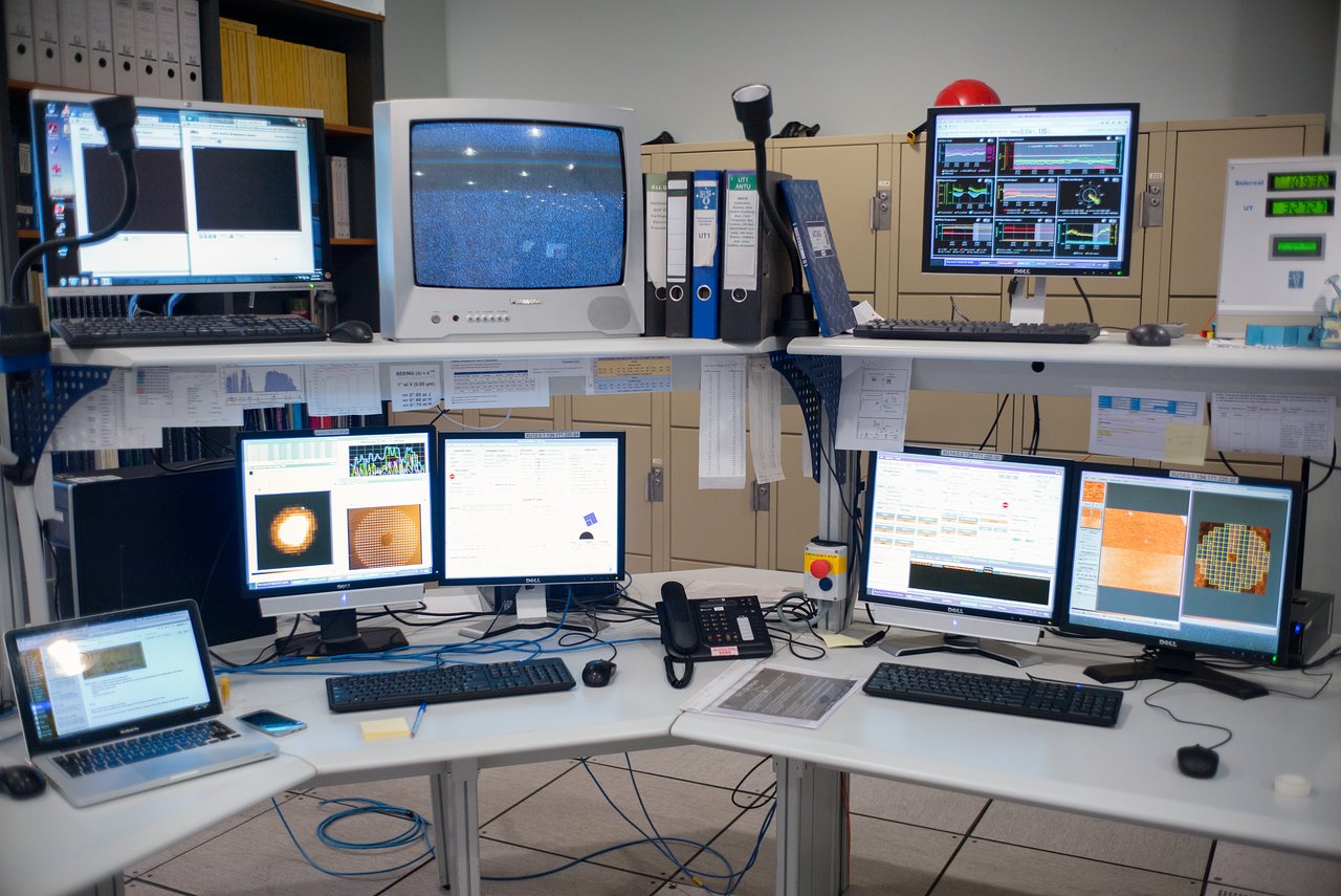 Screens in the VLT control room | ESO Ireland