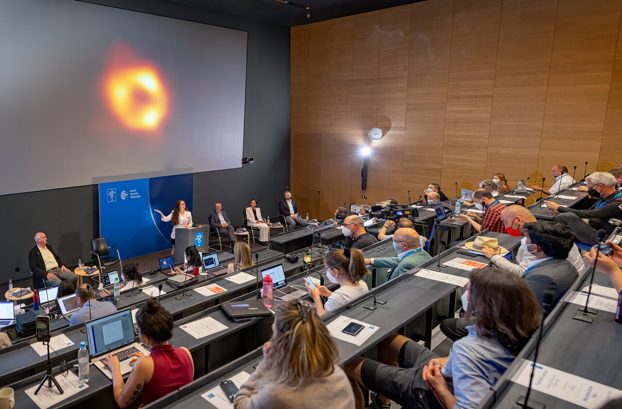 Audience looks at the first image of Sagittarius A* | ESO Deutschland