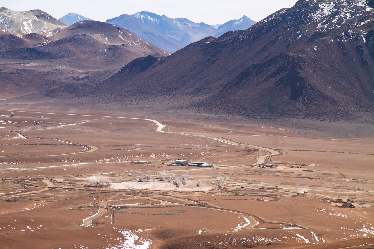 14 antennas at the ALMA AOS | ESO España