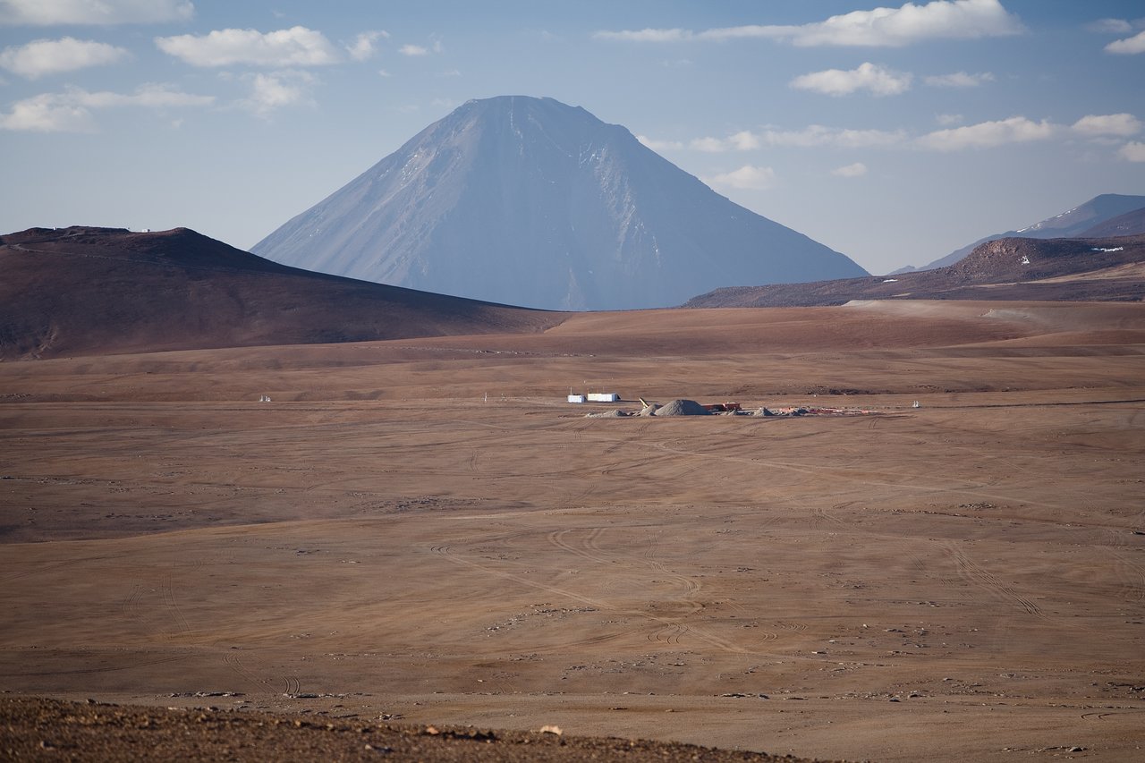 Licancabur volcano looks over the ALMA site | ESO
