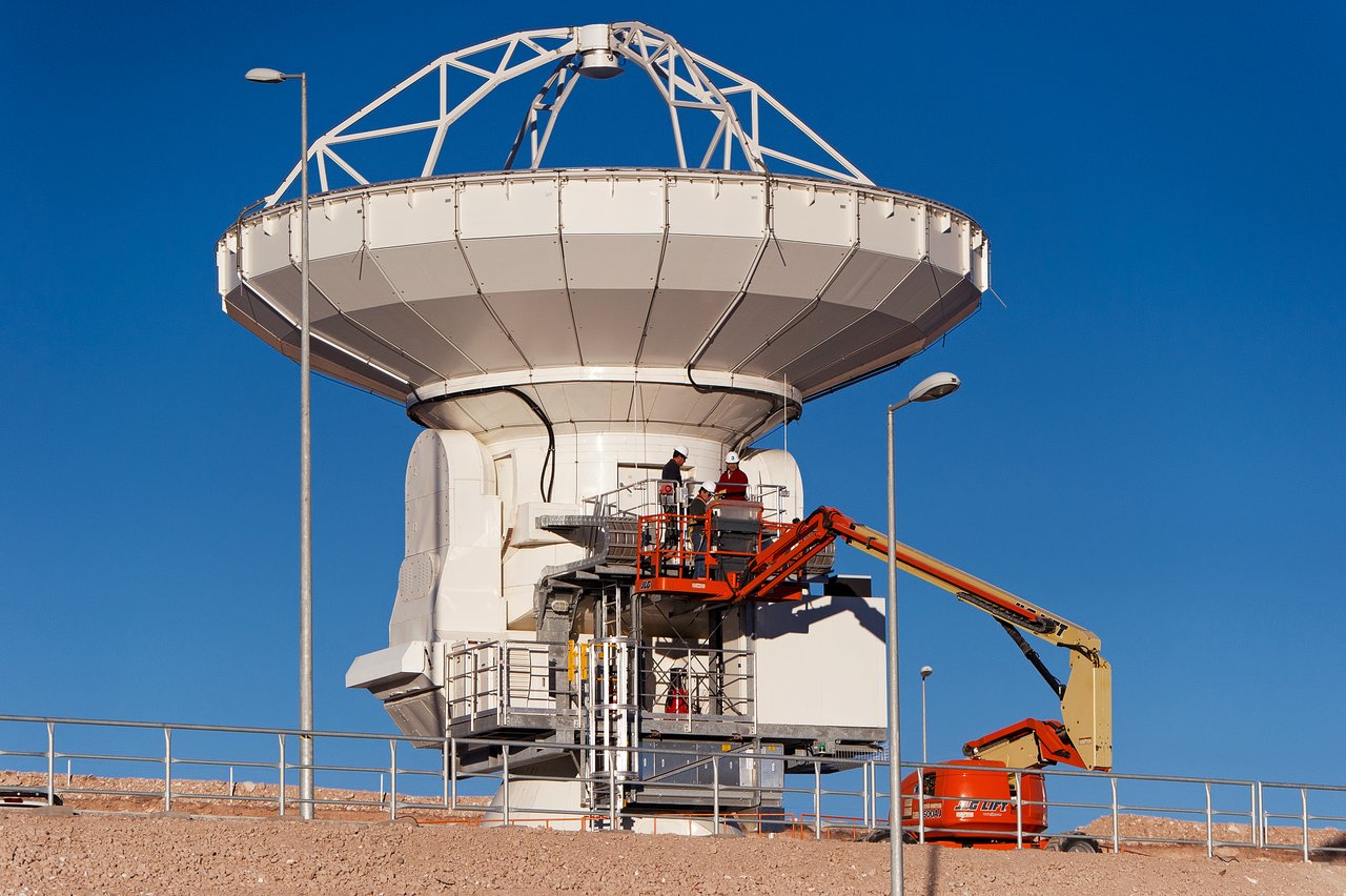 Checking an ALMA antenna | ESO Belgien