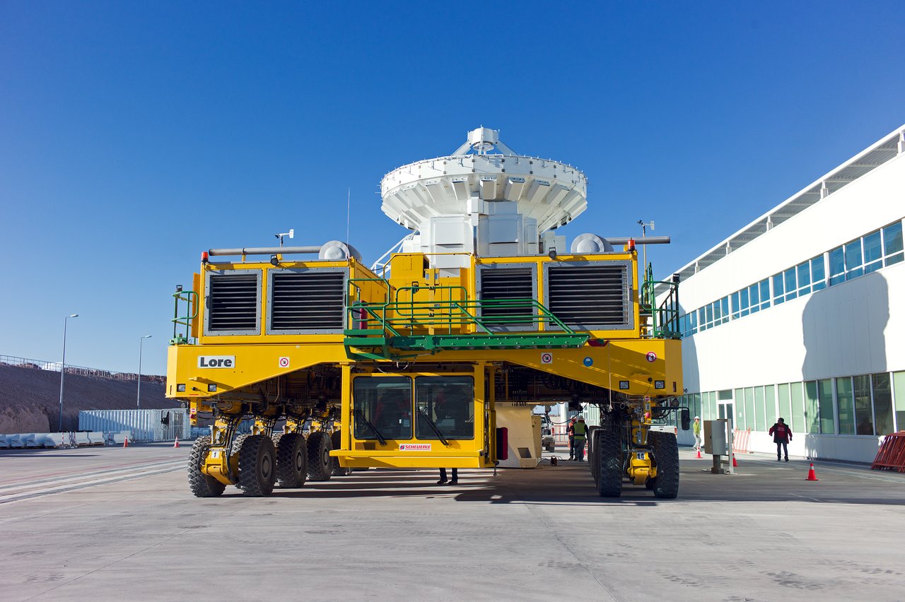 ALMA antenna on a Lore transporter | ESO Danmark