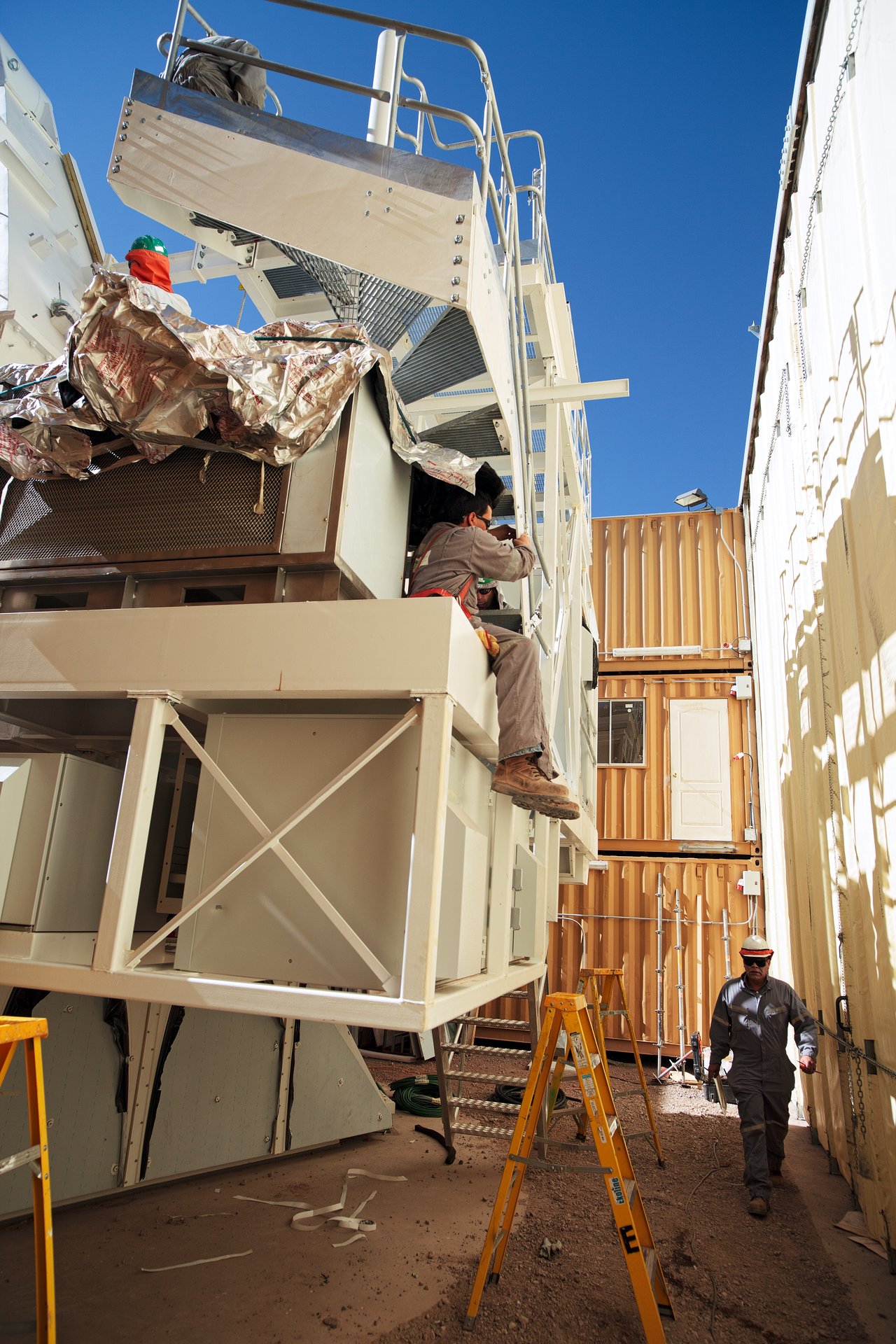 Construction of an ALMA antenna | ESO Danmark