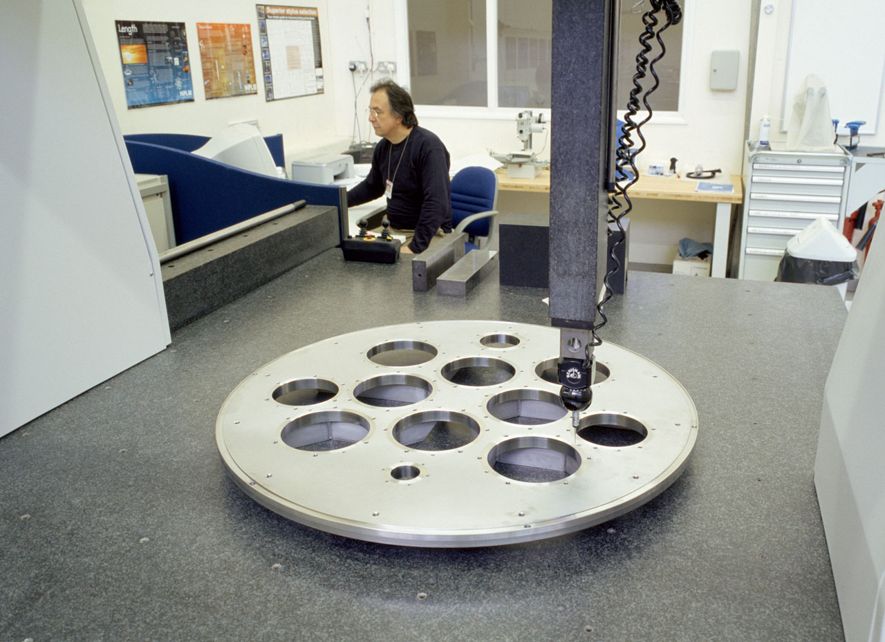 ALMAassembly work at Rutherford Appleton Laboratory | ESO el