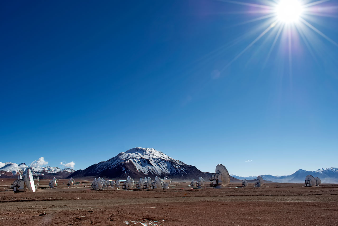 ALMA array under the sun of the Atacama | ESO Polska