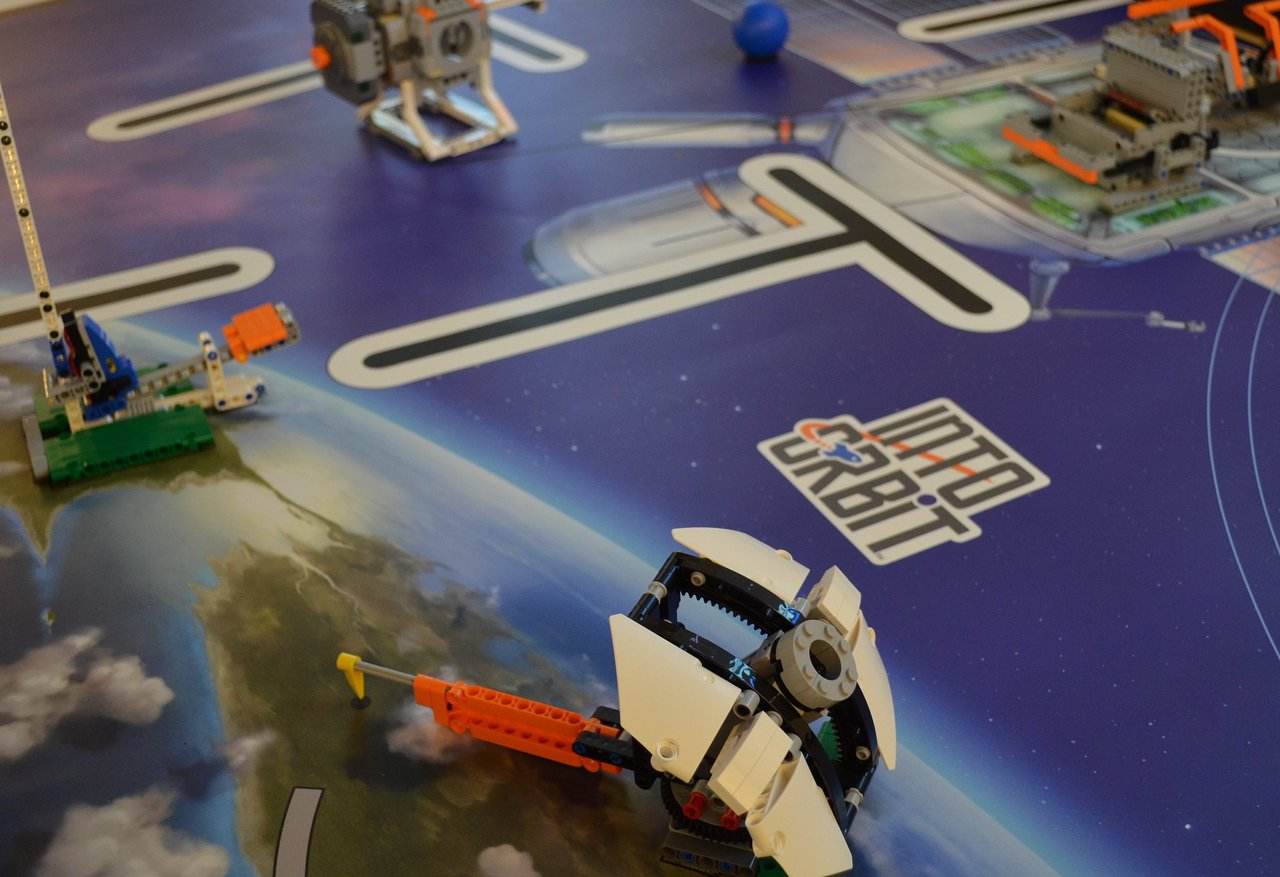 Alfombra de juego "Into Orbit" de FIRST LEGO League | ESO France