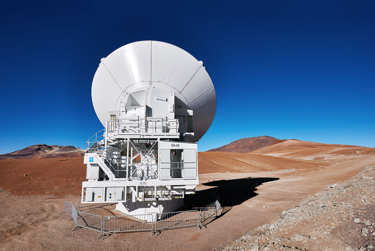 A solitary ALMA antenna | ESO Danmark