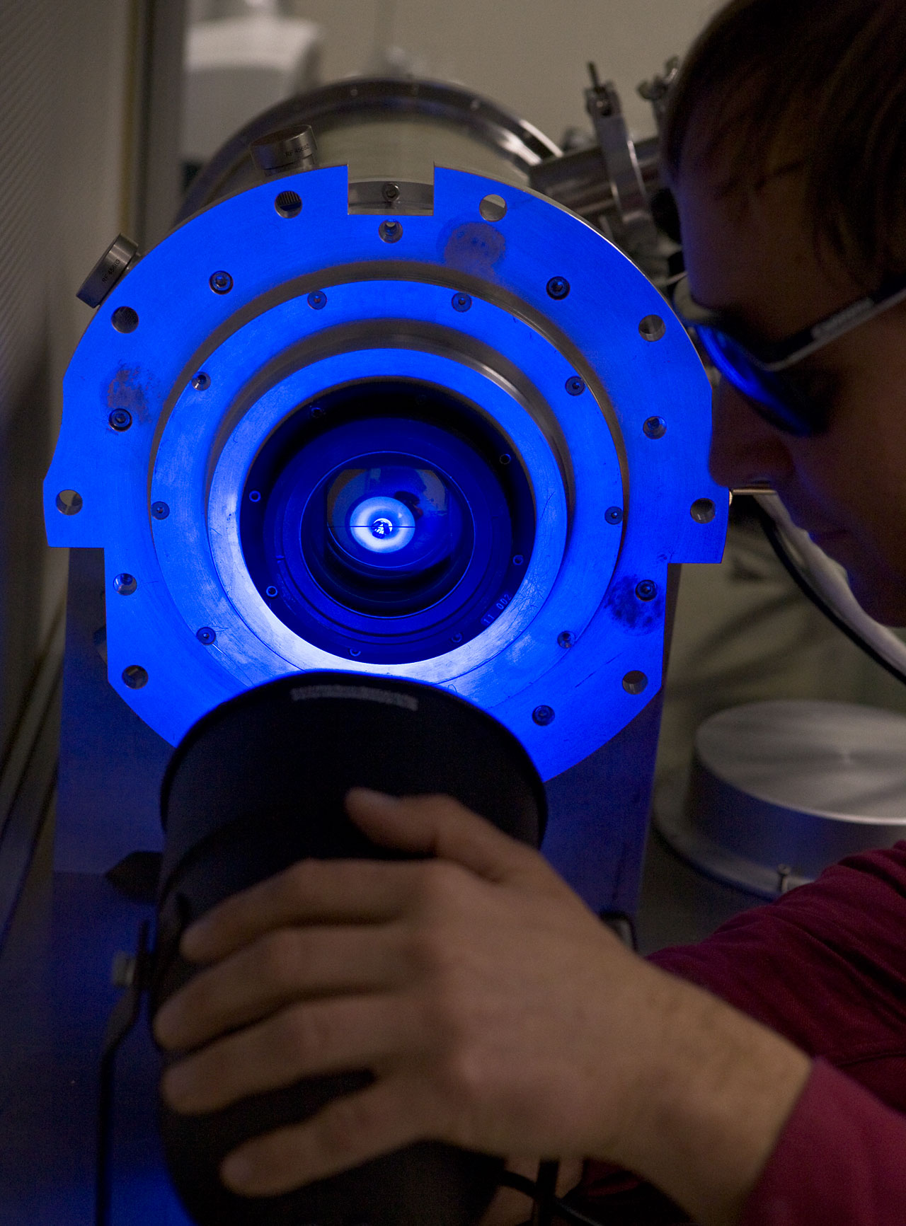 UV preparation of a CCD detector | ESO