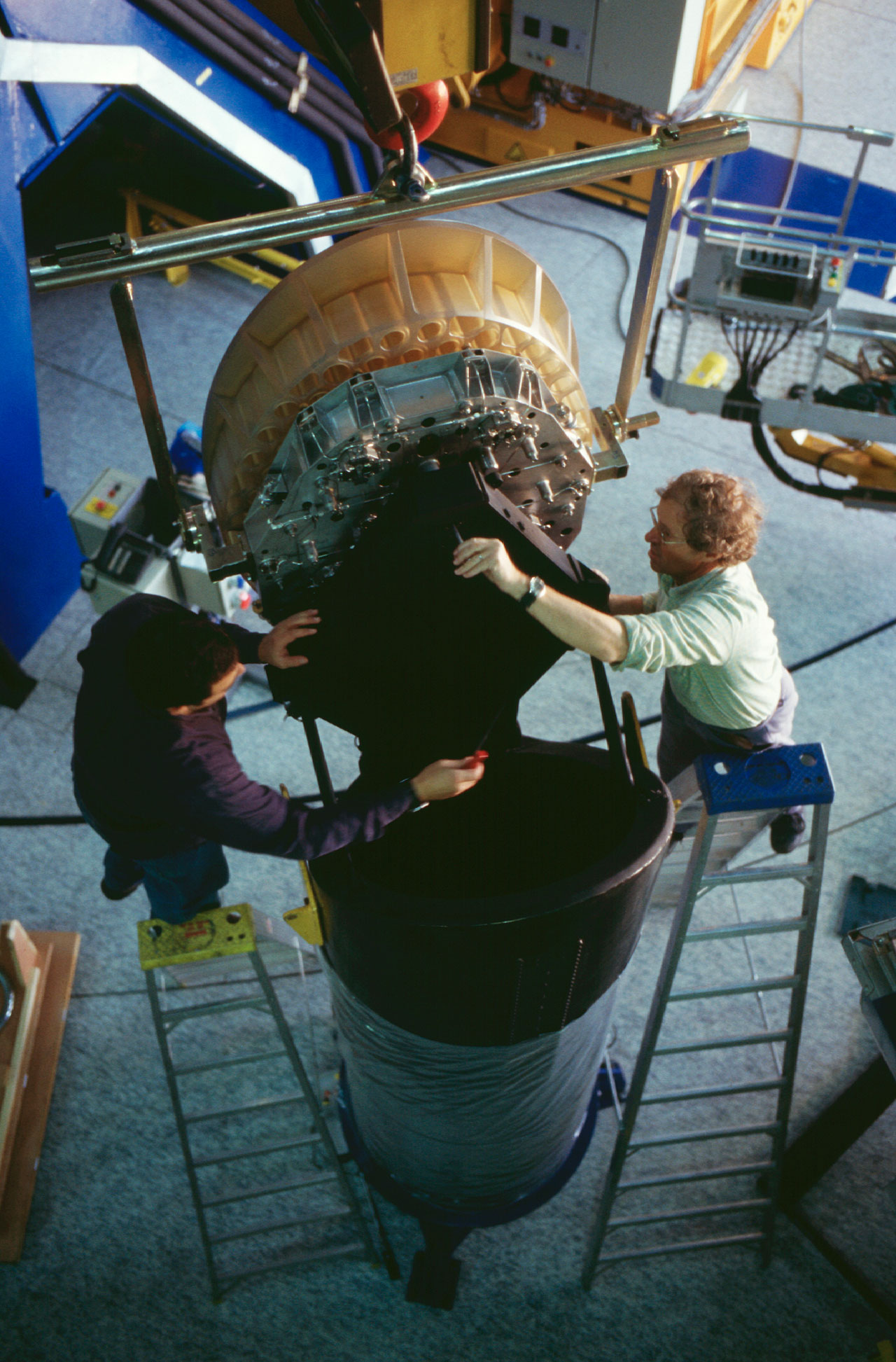 Mounting the 8.2-m main mirror of KUEYEN | ESO Ireland