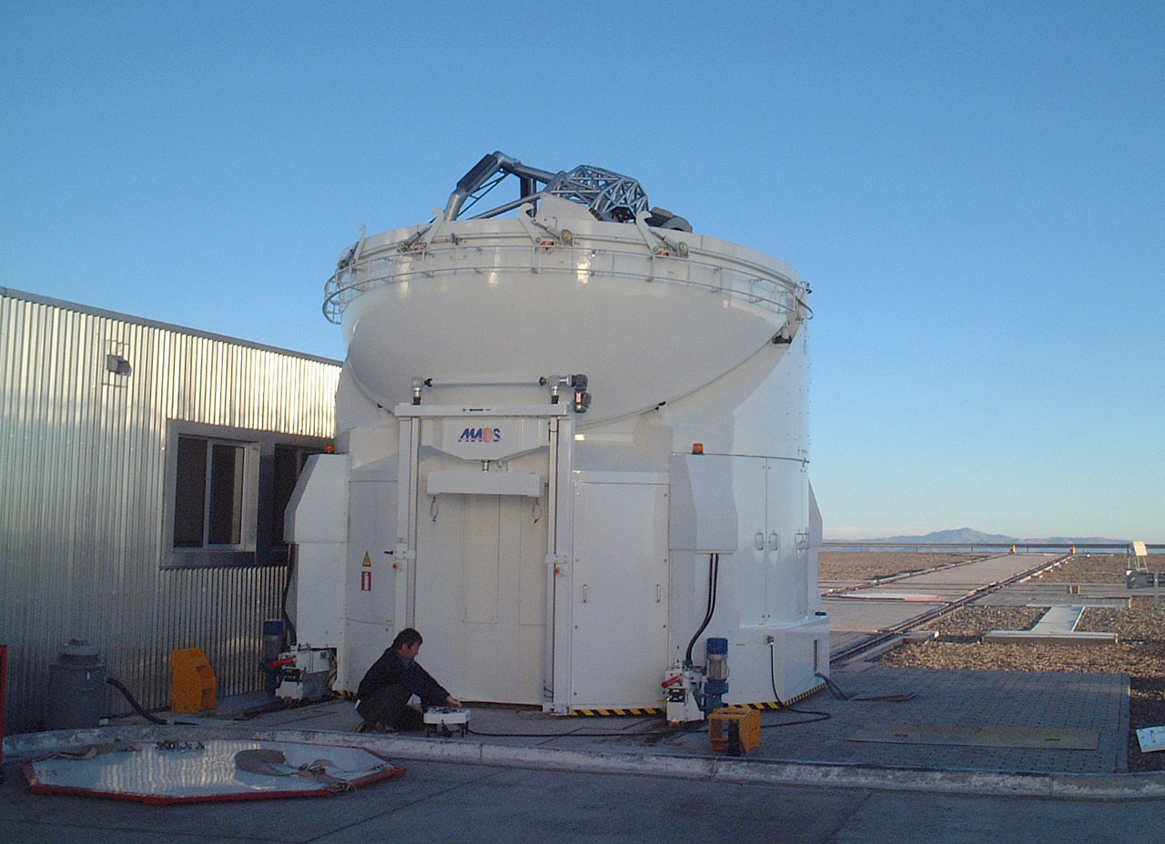 The AT1 positioned next to the VLTI laboratory | ESO Nederland