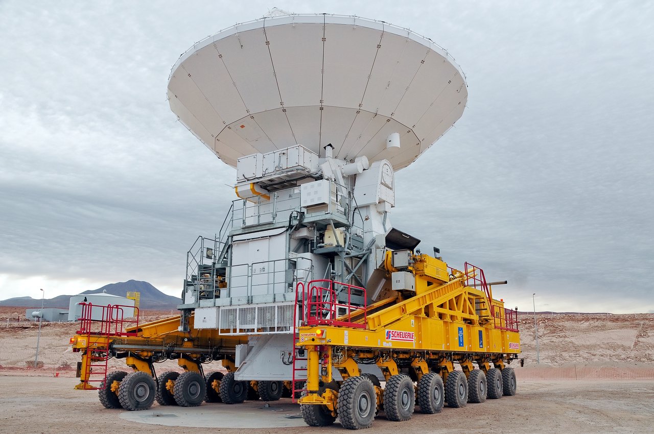 The first journey of an ALMA antenna to the plateau of Chajnantor | ESO ...