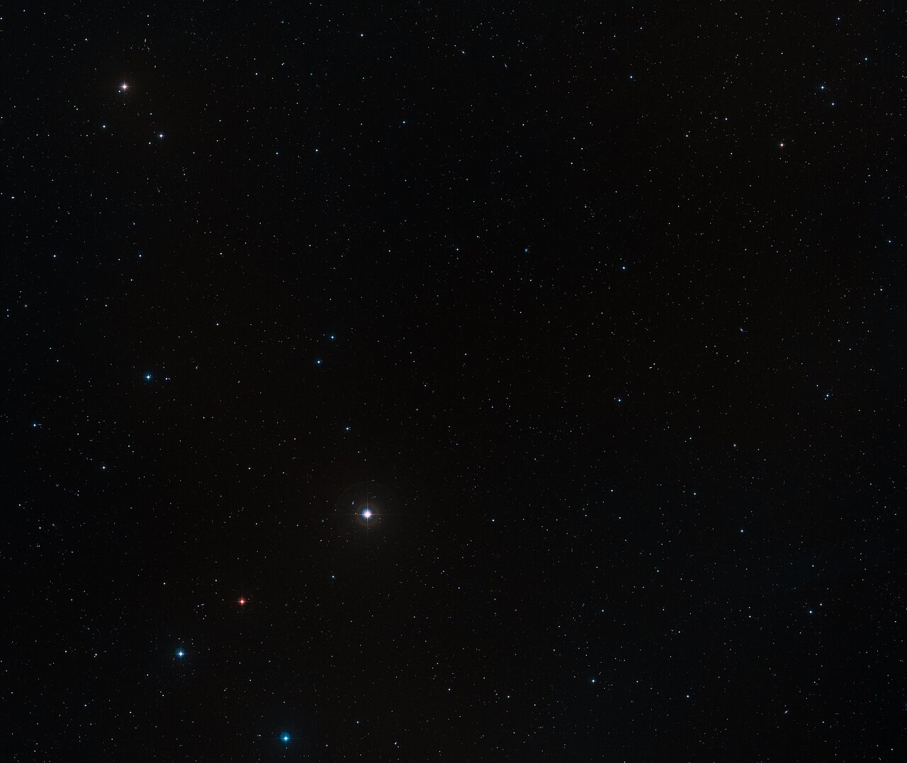 Wide-field view of the sky around the quasar P172+18 | ESO Australia