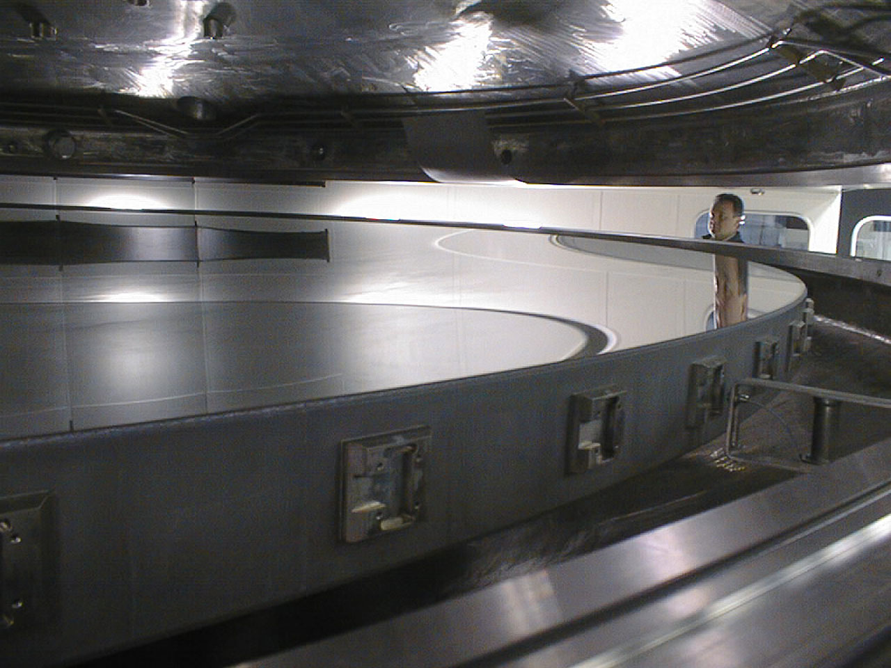 First large VLT mirror successfully coated | ESO United Kingdom