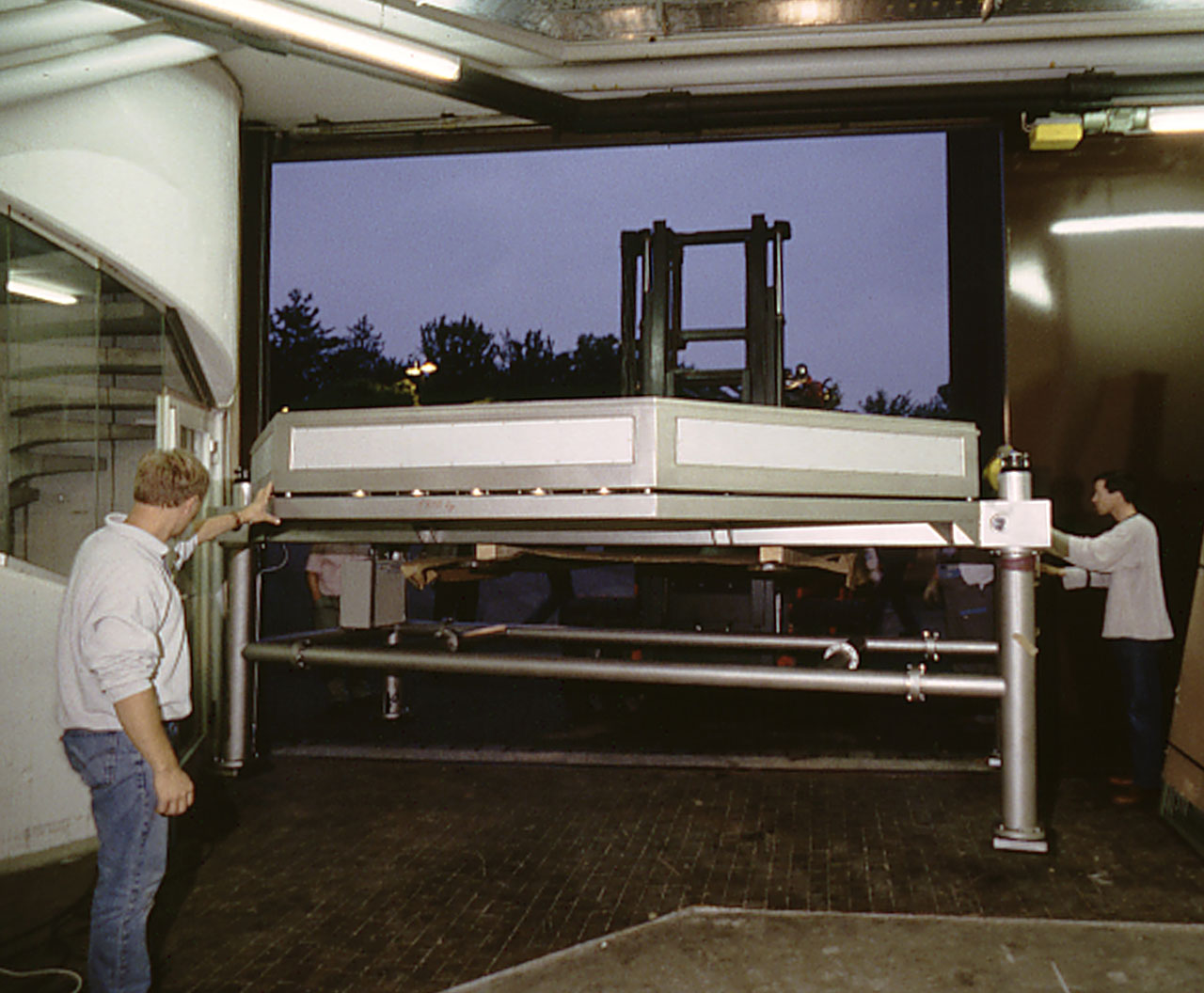 Large VLT Spectrograph Being Assembled | ESO España
