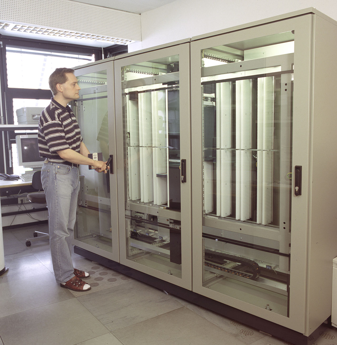 First DVD storage robot for the VLT data archive | ESO