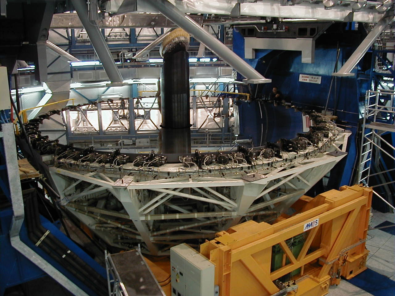 Lifting of the mirror cell | ESO el