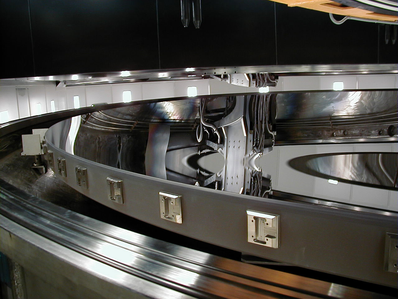 Inspecting the reflective surface | ESO