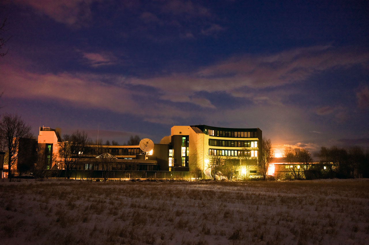 ESO Headquarters moonrise | ESO United Kingdom