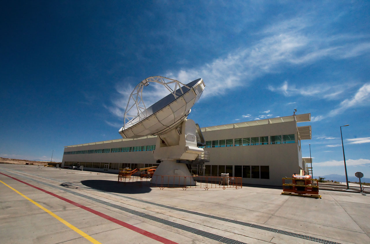 An antenna at the ALMA Operations Support Facility (OSF) | ESO