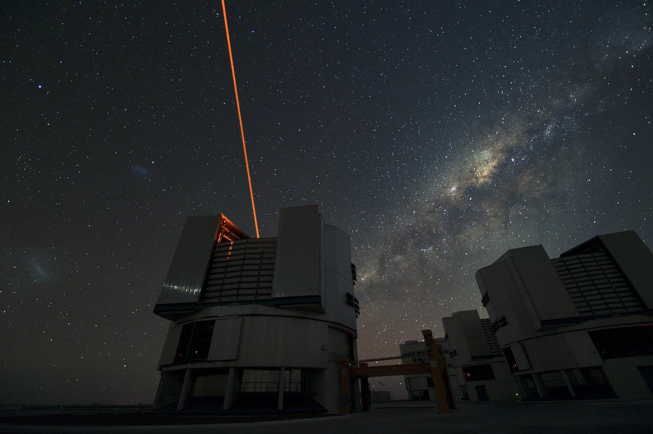 Laser guided stars and the Milky Way | ESO España