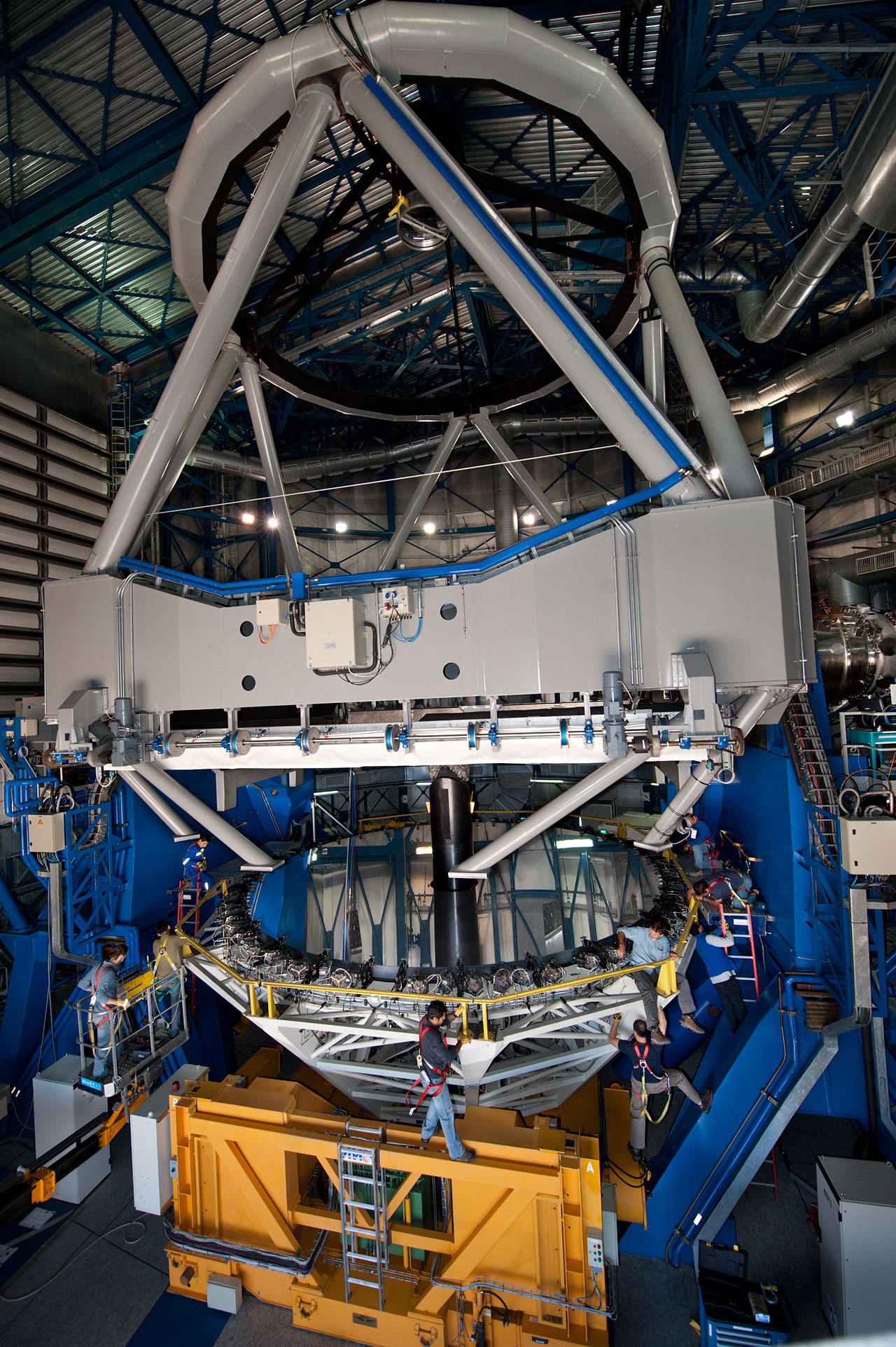 Removing the primary mirror of UT4 | ESO Polska