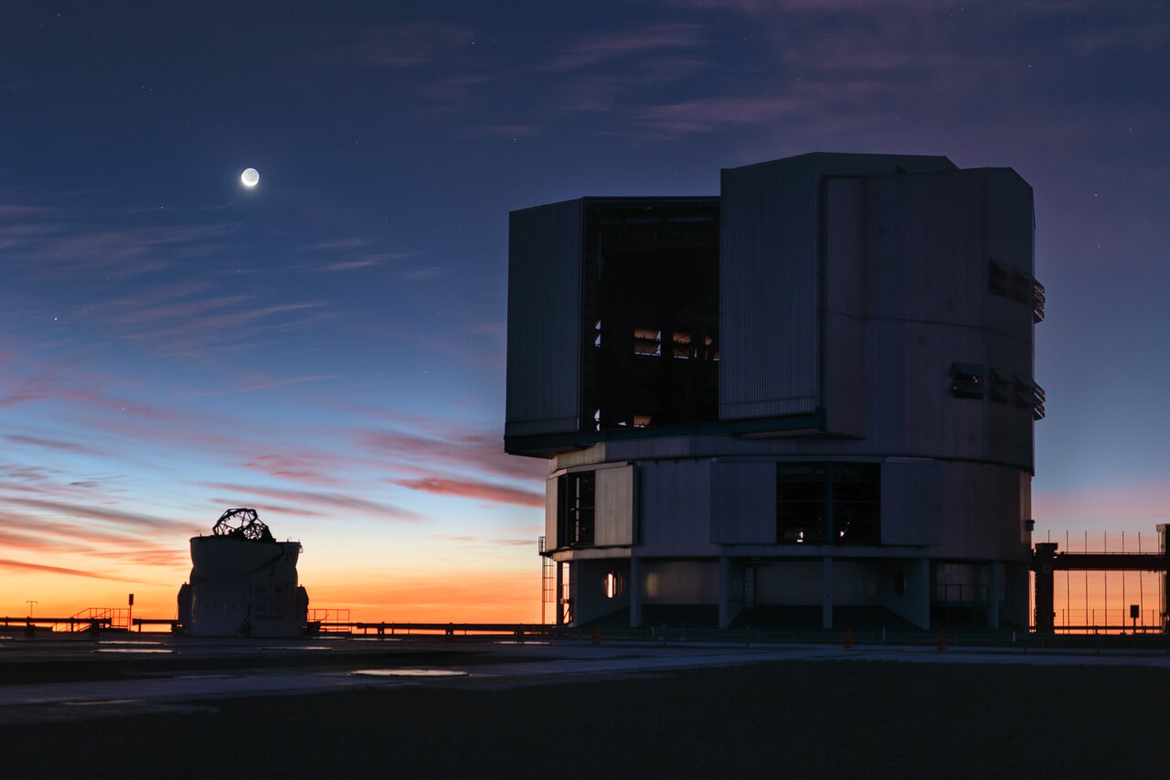 VLT telescopes under the Moon | ESO