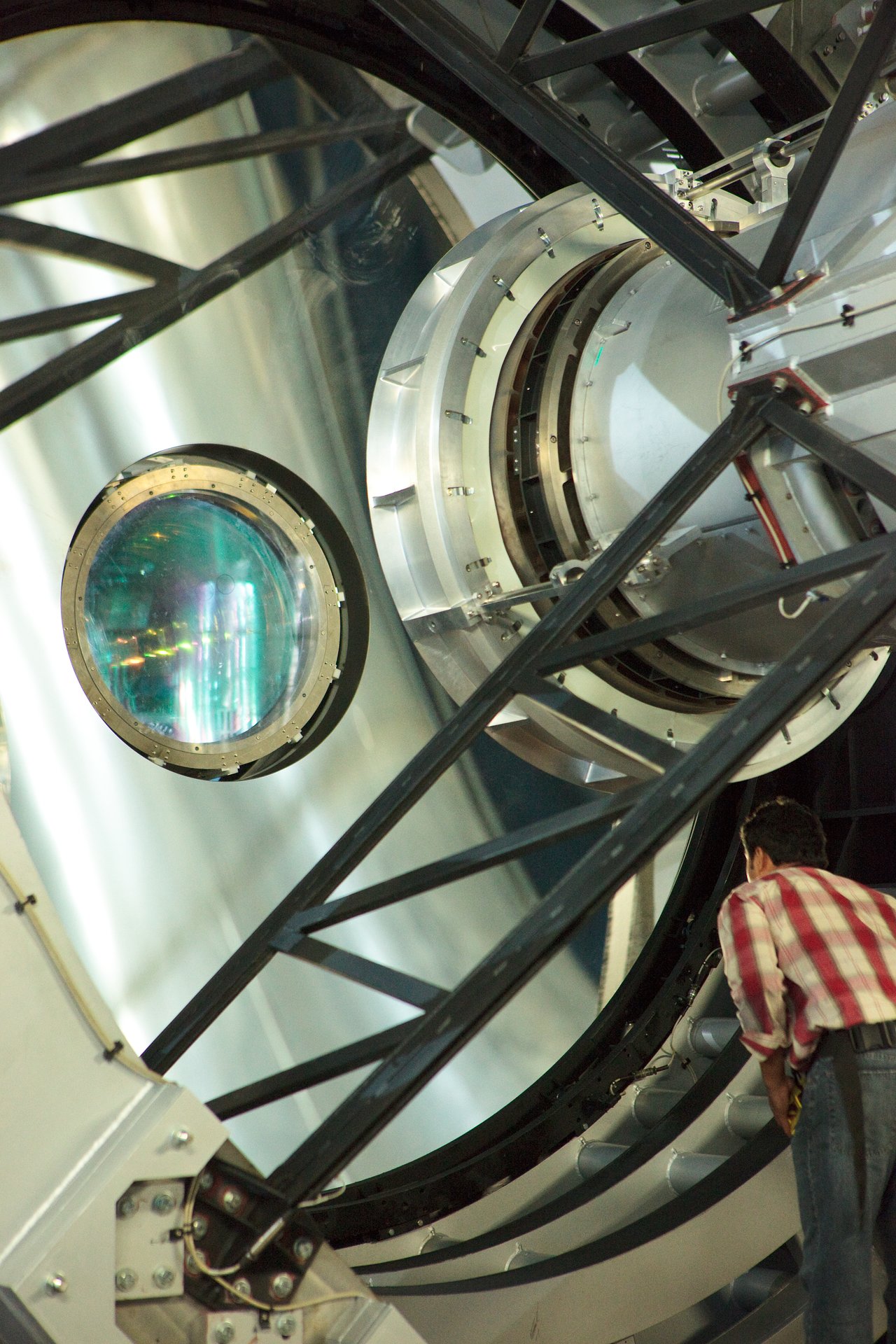 Installation of the VISTA camera | ESO