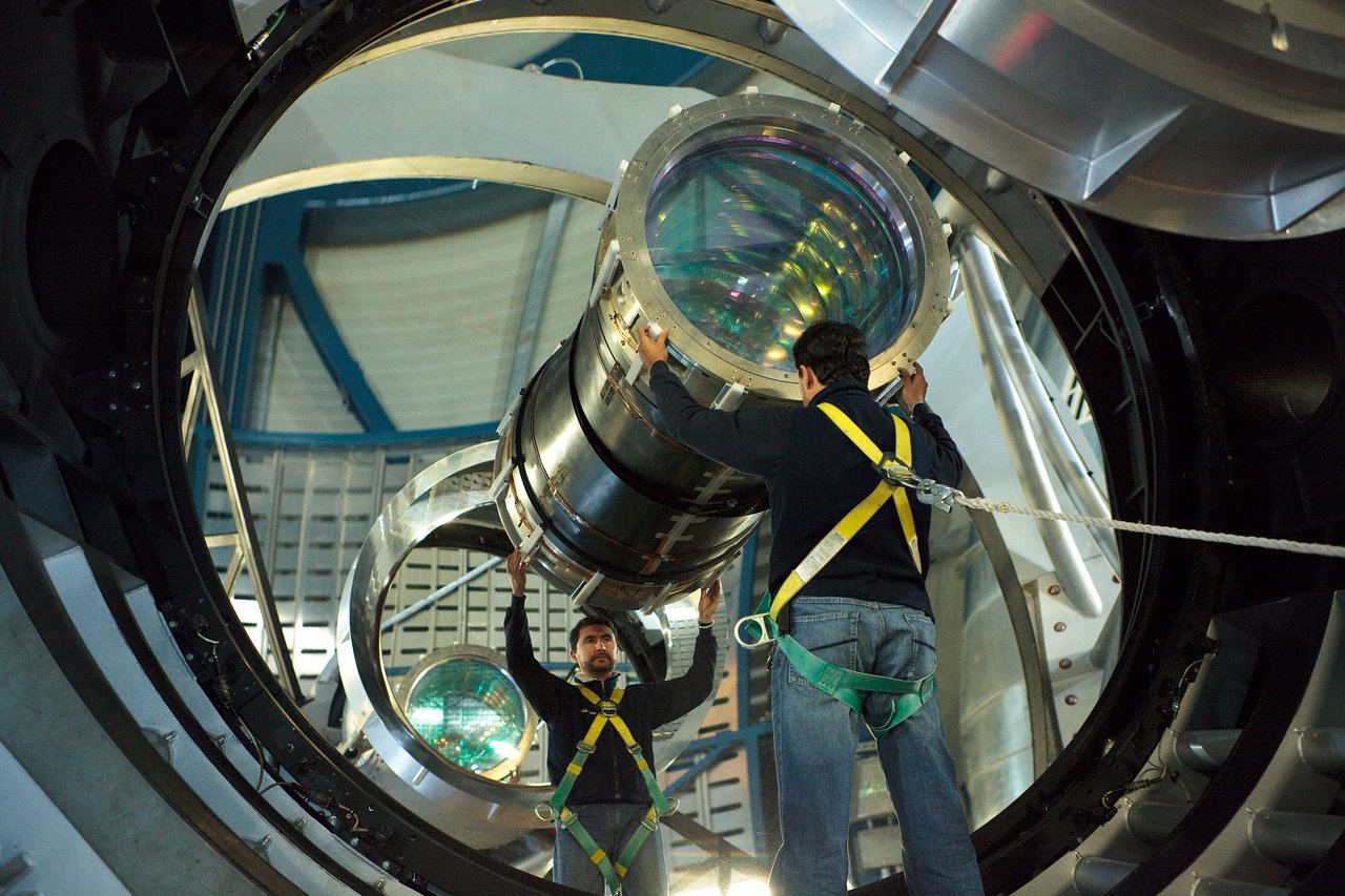 Installation of the VISTA camera | ESO