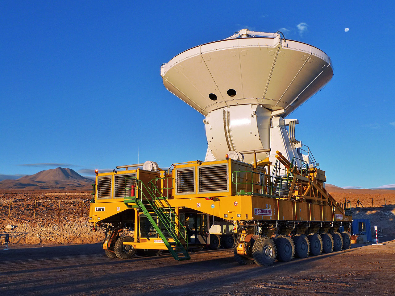 A European ALMA antenna takes a ride on a transporter | ESO
