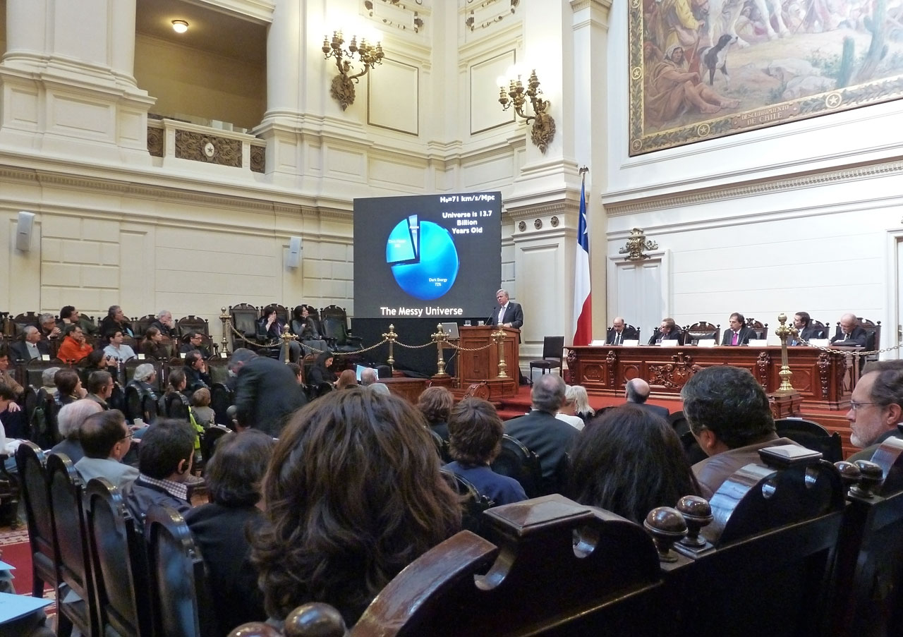 Brian Schmidt speaking at the Chilean Senate | ESO