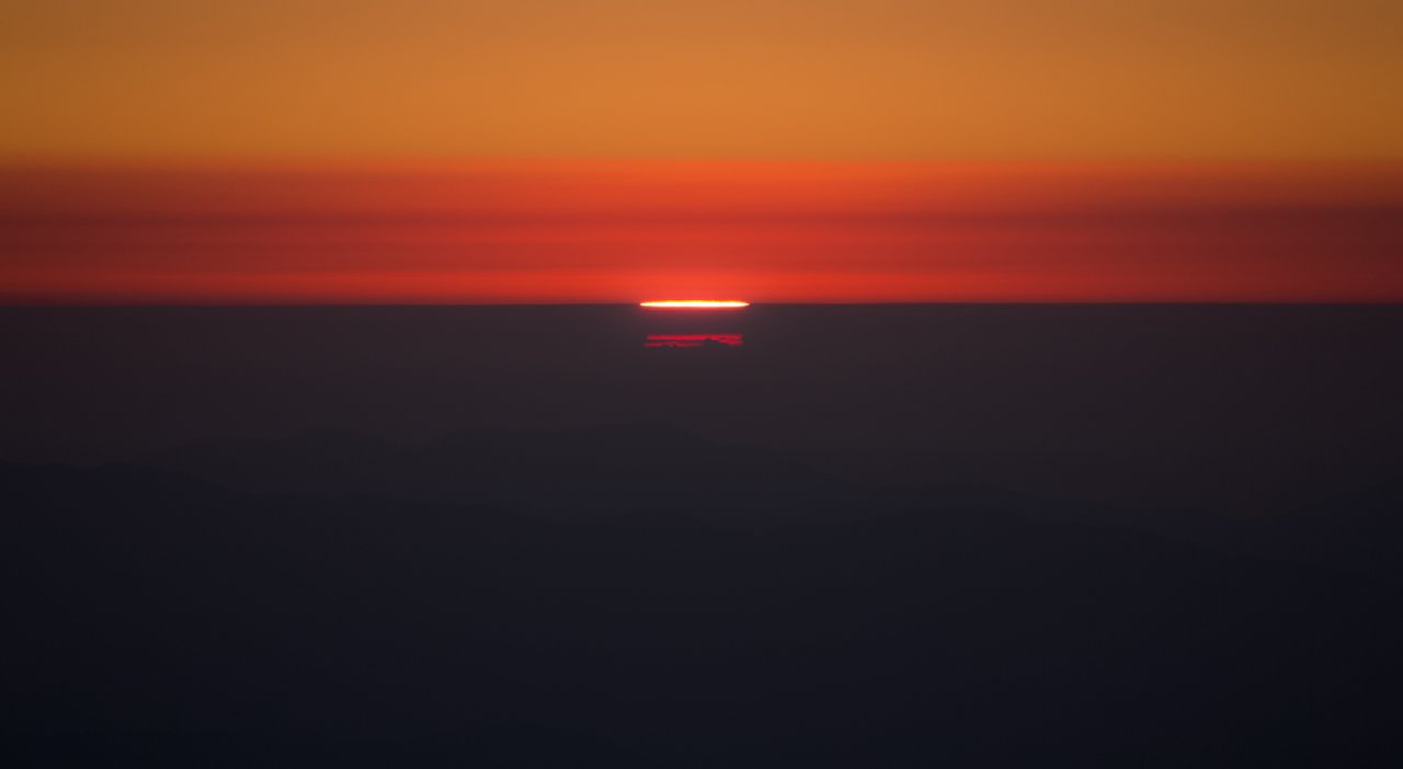 Curious distortion of the Sun light over the Pacific Ocean | ESO