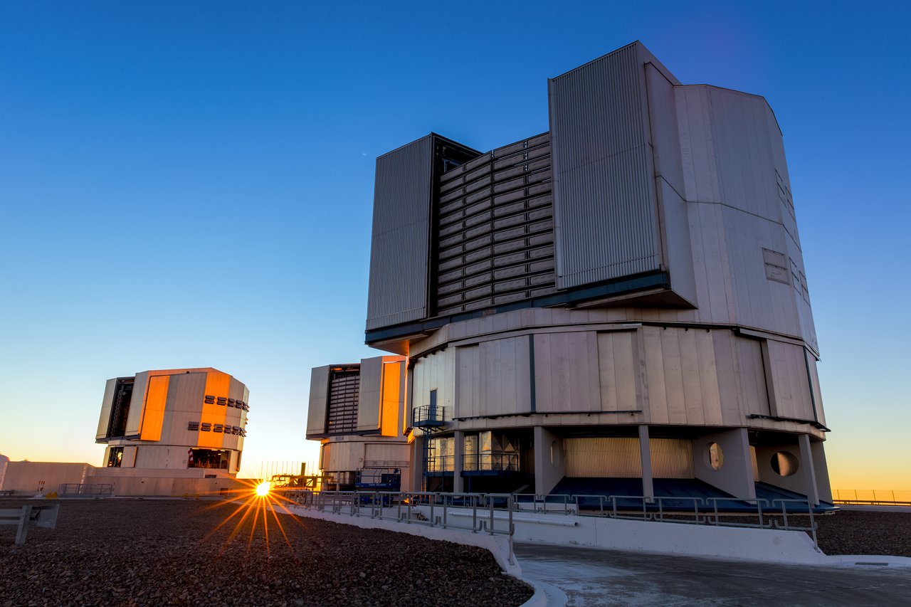 The Sun sets over VLT Unit Telescopes | ESO