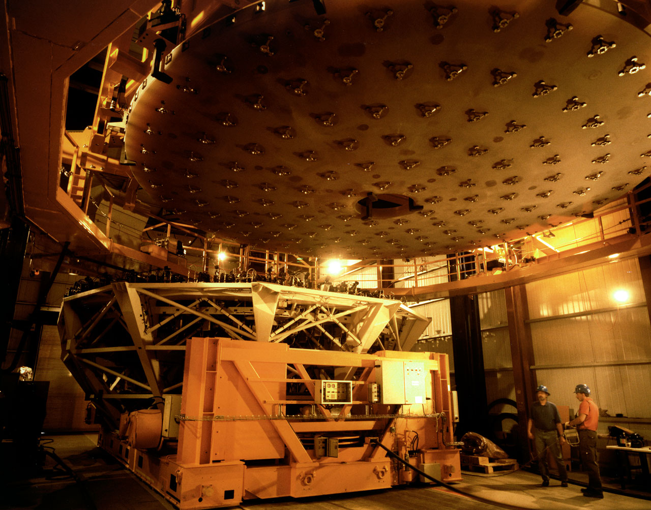 VLT mirror handling | ESO