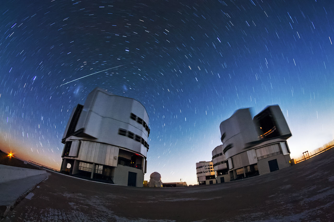 Fish-eye vortex over VLT | ESO Nederland