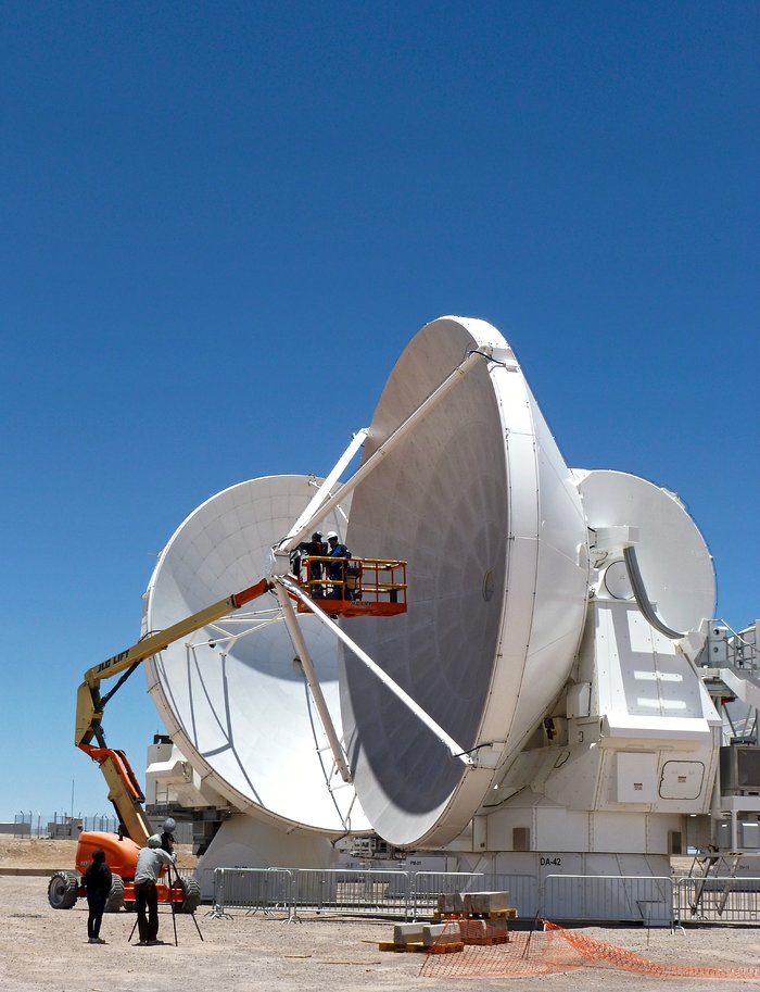 Two ALMA antennas | ESO Danmark