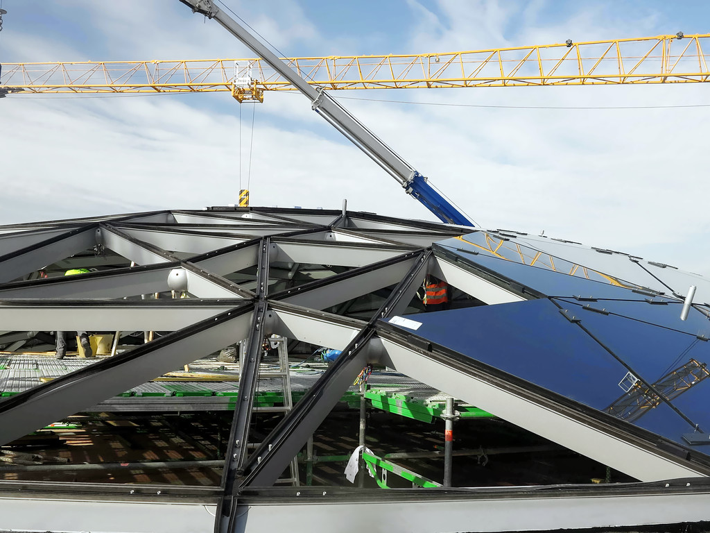 Installing a star-roof | ESO