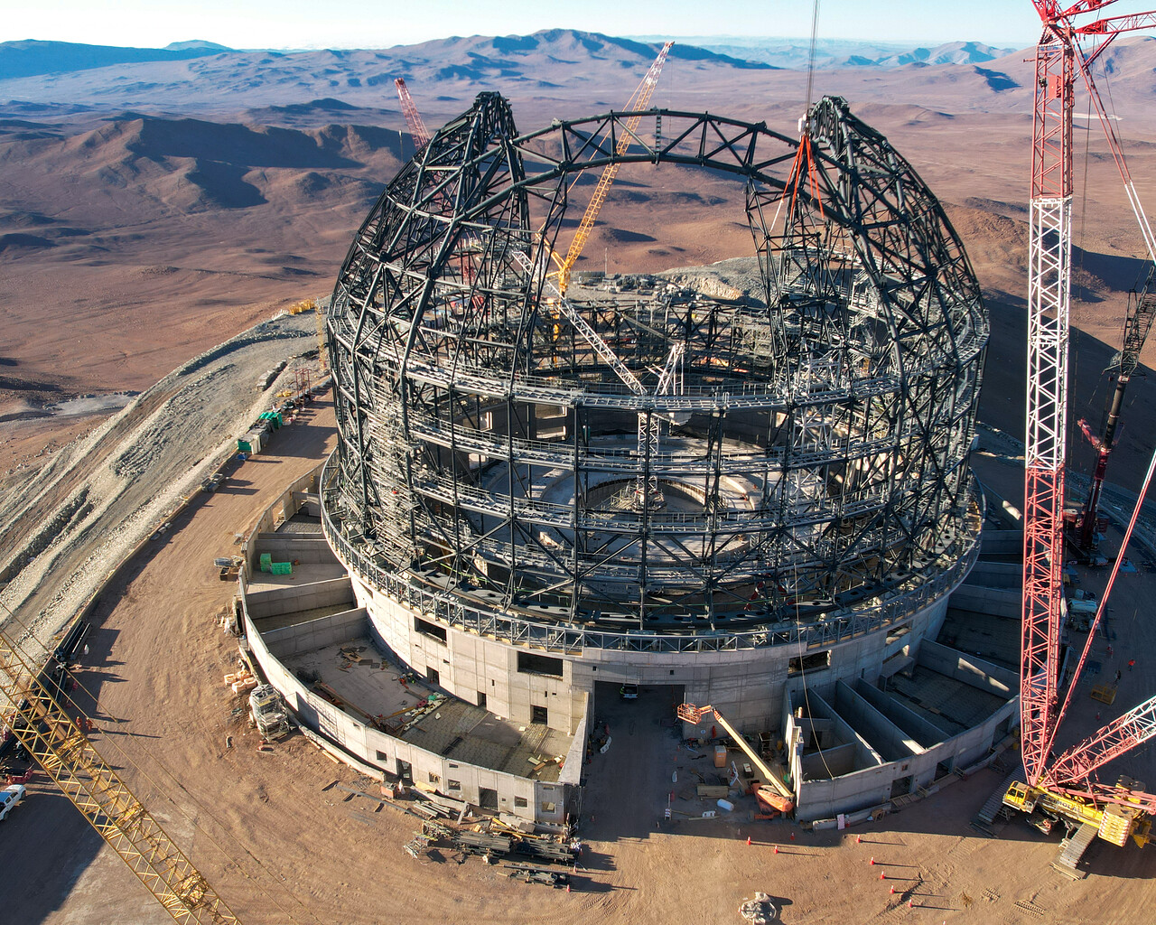 Cranes over the ELT dome | ESO