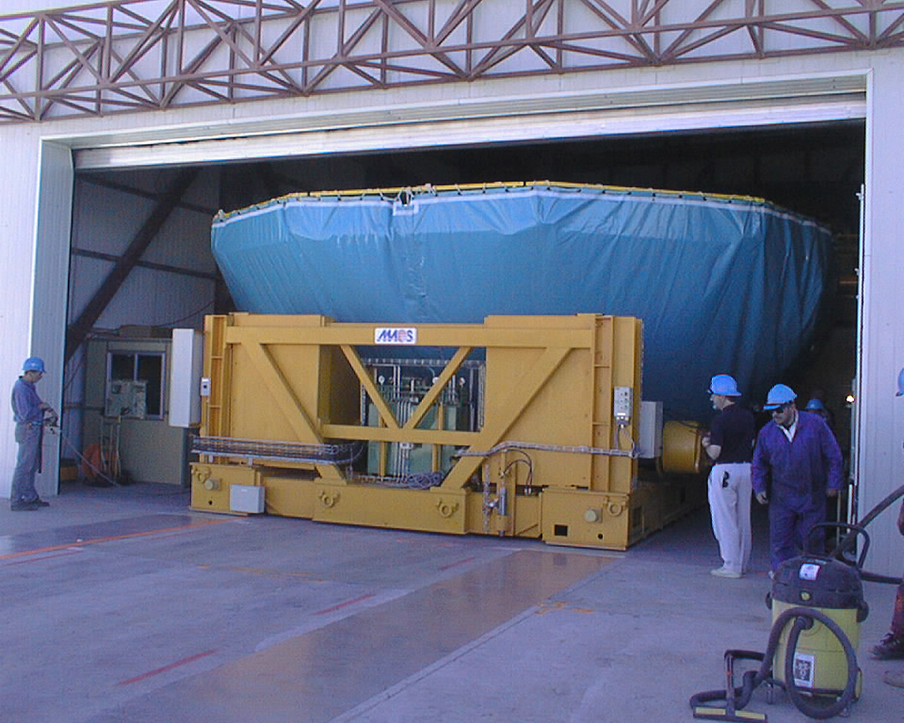 Mirror installed on first VLT Unit Telescope | ESO Česko