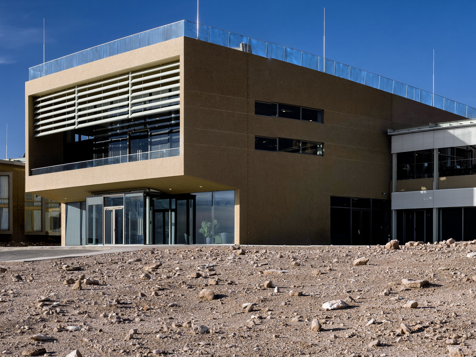 A vast hotel stands in the desert | ESO
