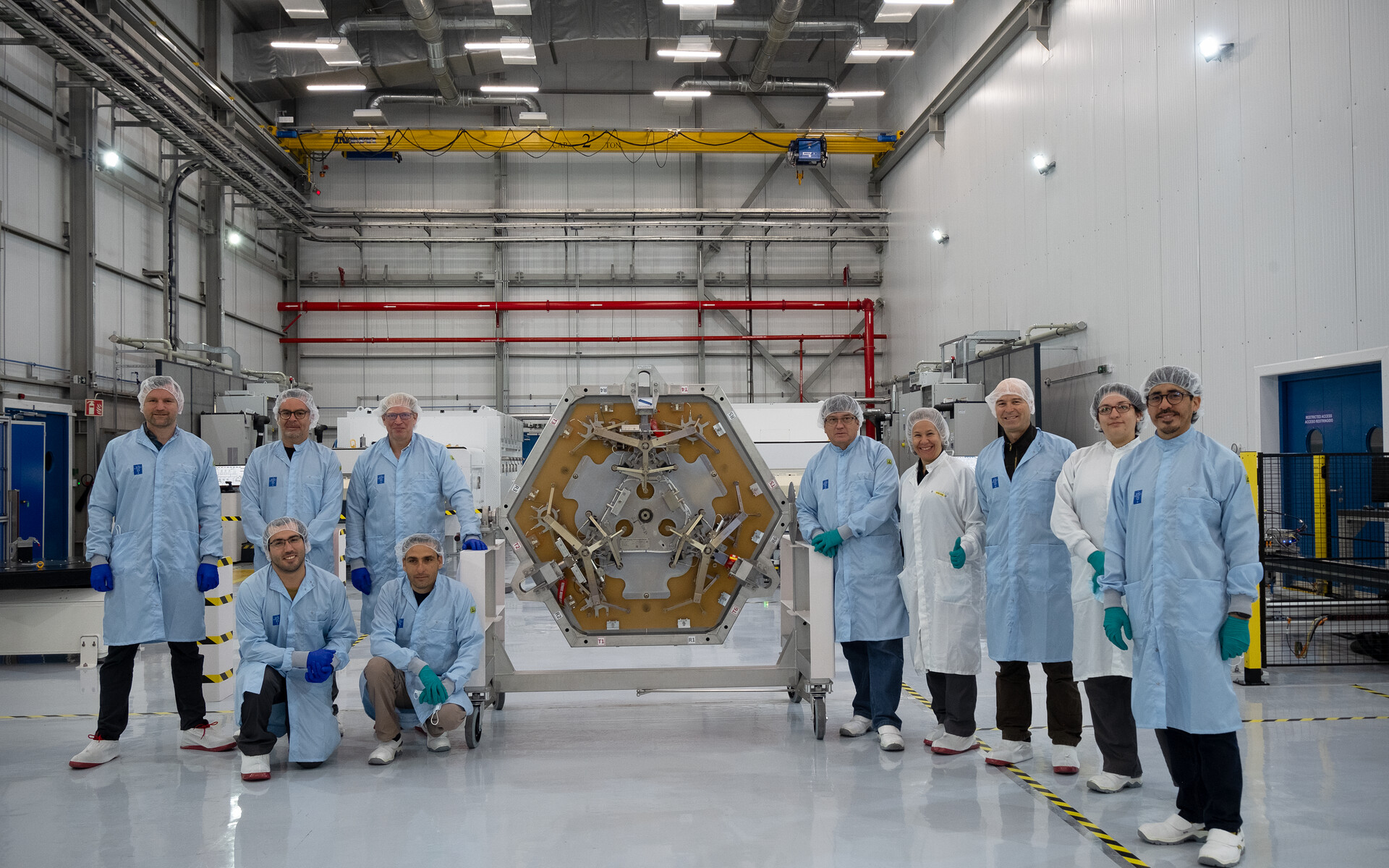 A group photo with a finalised M1 mirror segment | ESO