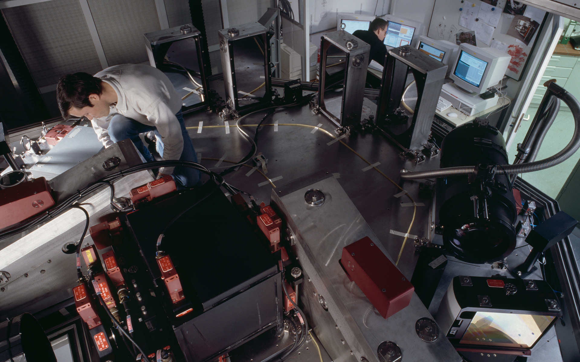 UVES during its assembly | ESO Suisse