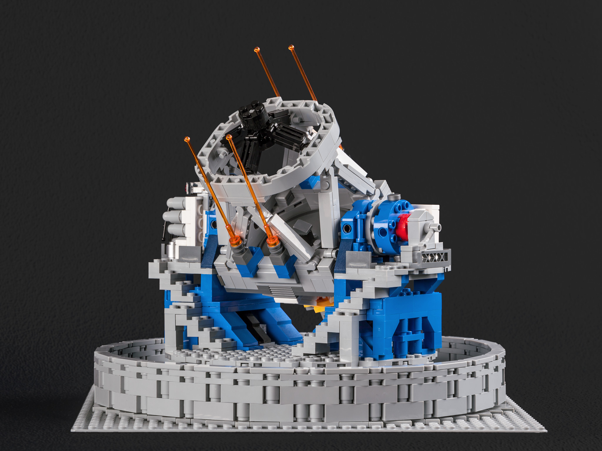 The LEGO® VLT model shows off its laser guidance system | ESO