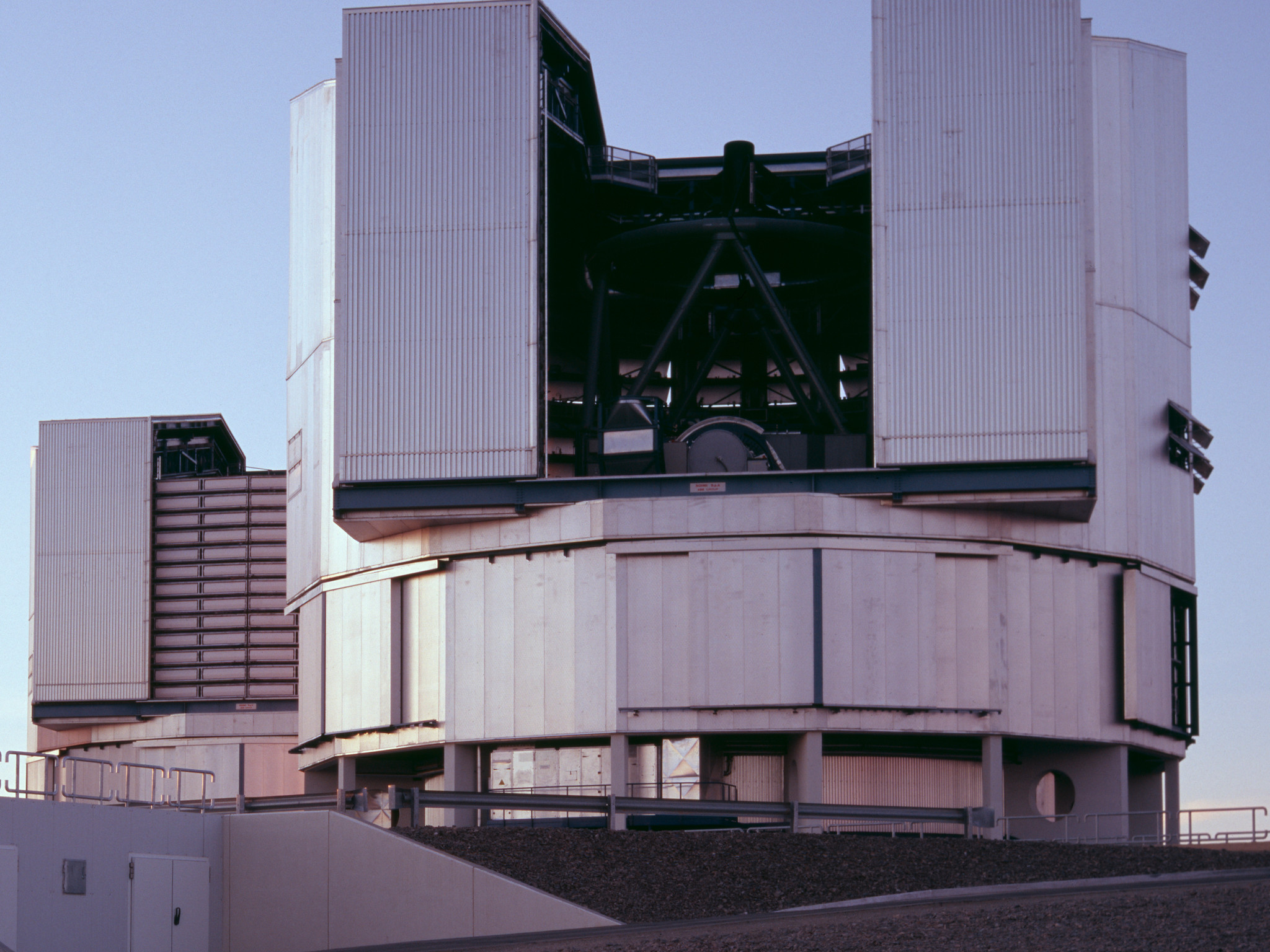 The VLT Unit Telescopes Yepun and Melipal | ESO United Kingdom