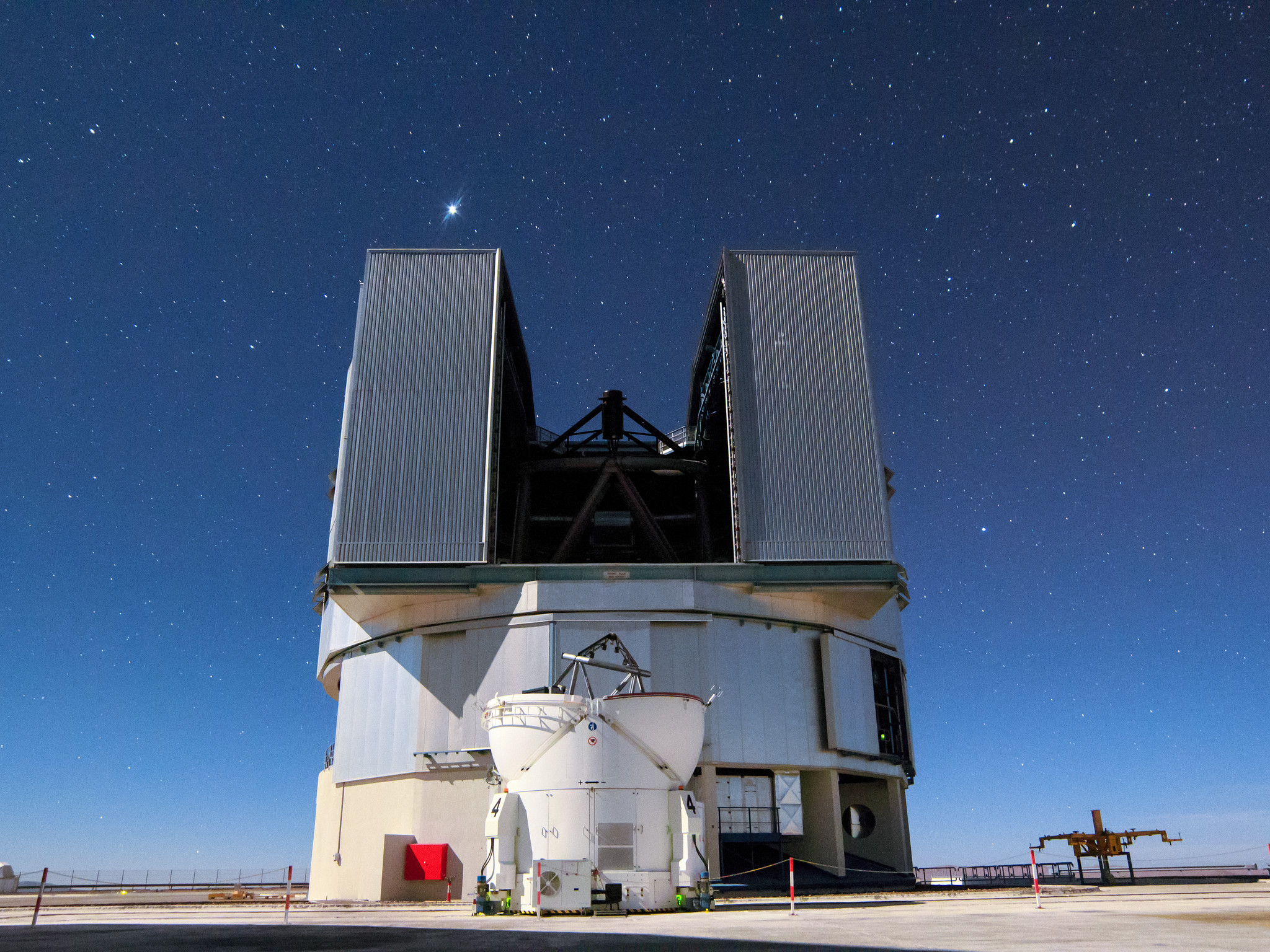 VLT Unit Telescope and Auxiliary Telescope in allignment | ESO Suisse